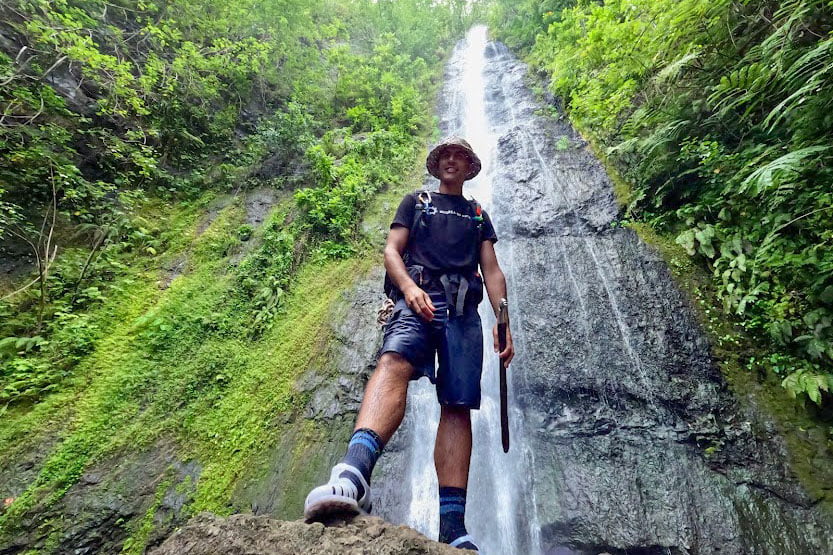 Te Aurahi Kora, guide de randonnée pédestre maori à Moorea - Hommes de ...