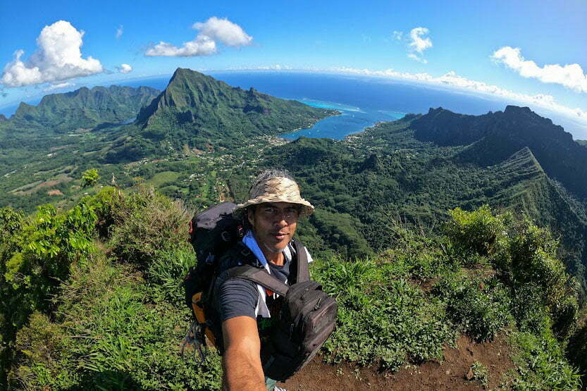 Te Aurahi Kora, guide de randonnée pédestre maori à Moorea - Hommes de ...